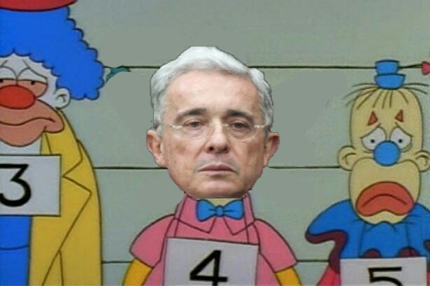 La imagen de Álvaro Uribe reseñado como detenido se hizo viral con ...